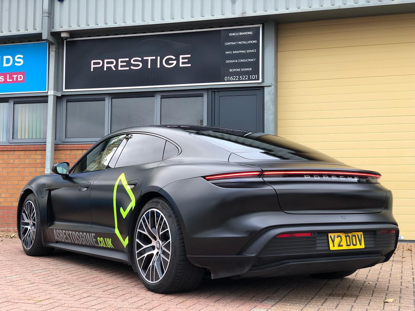 PORSCHE TAYCAN - Prestige Graphics
